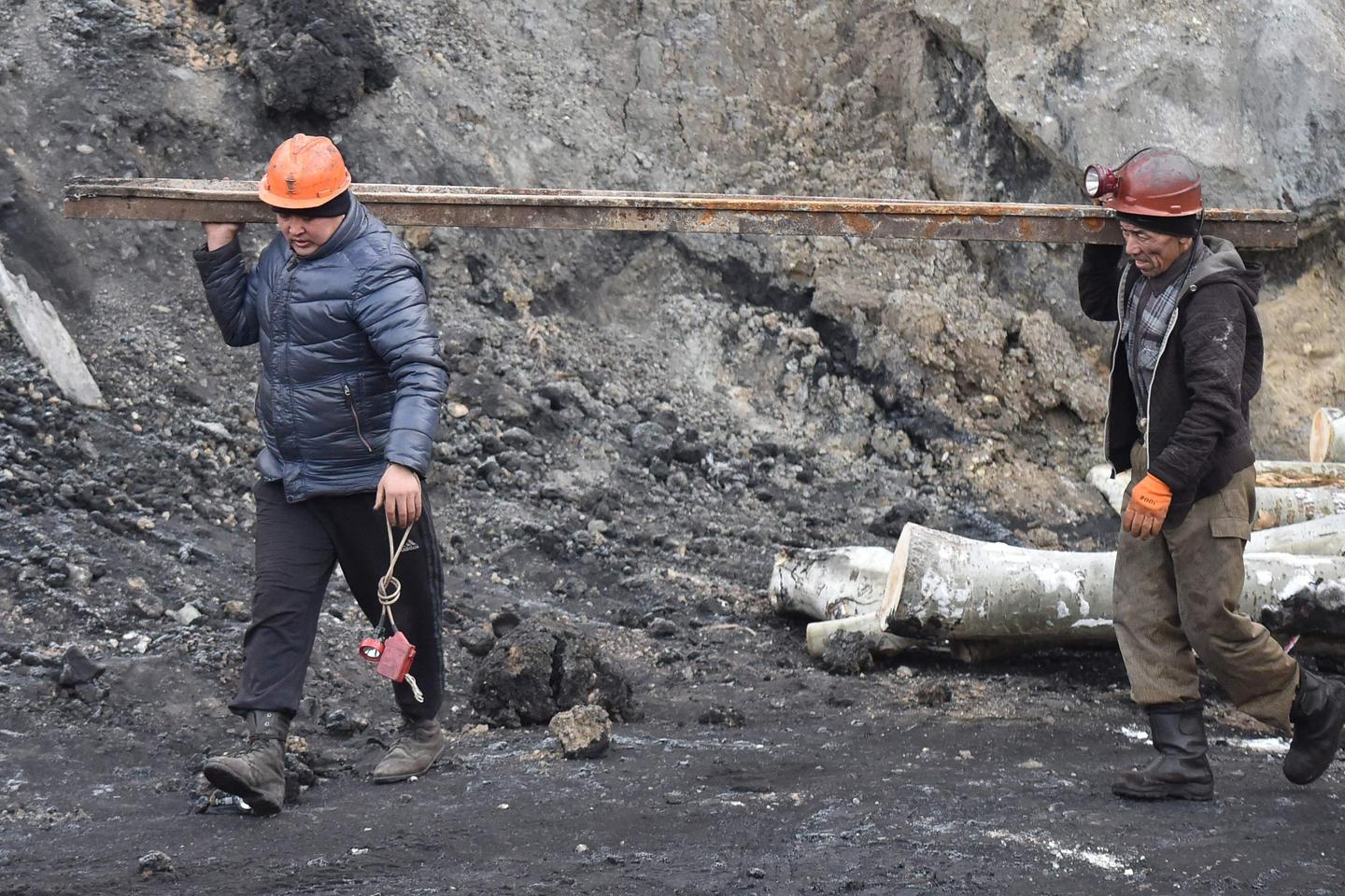 18 trapped in Xinjiang gold mine collapse