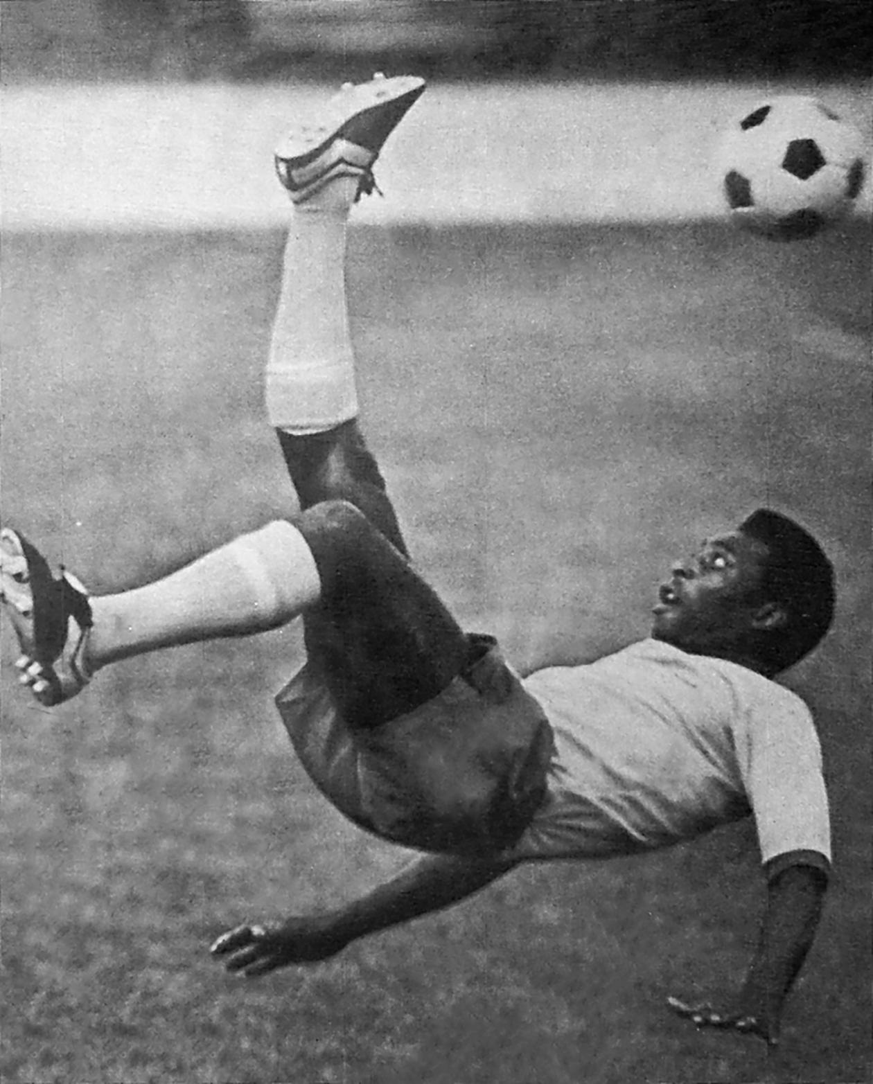 Pelé, retour sur la carrière du « roi » du football en images