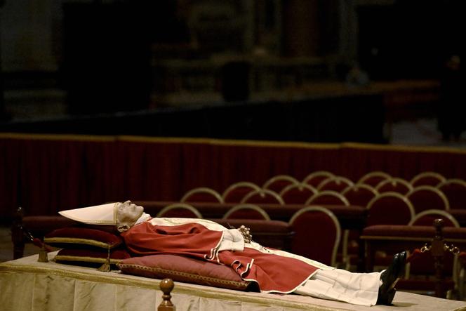 Thousands turn up to see Benedict XVI lying in state at Vatican