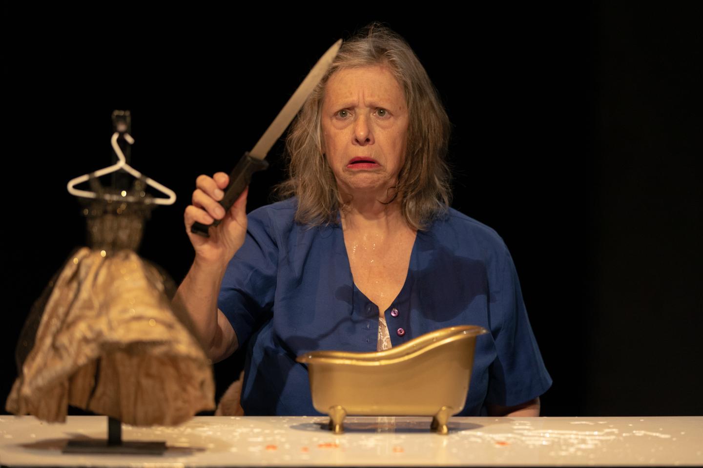 Au Mouffetard, à Paris, la comédienne Agnès Limbos manipule objets et ...