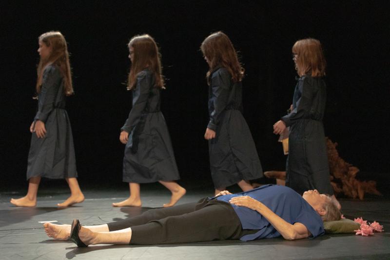 Au Mouffetard, à Paris, la comédienne Agnès Limbos manipule objets et ...