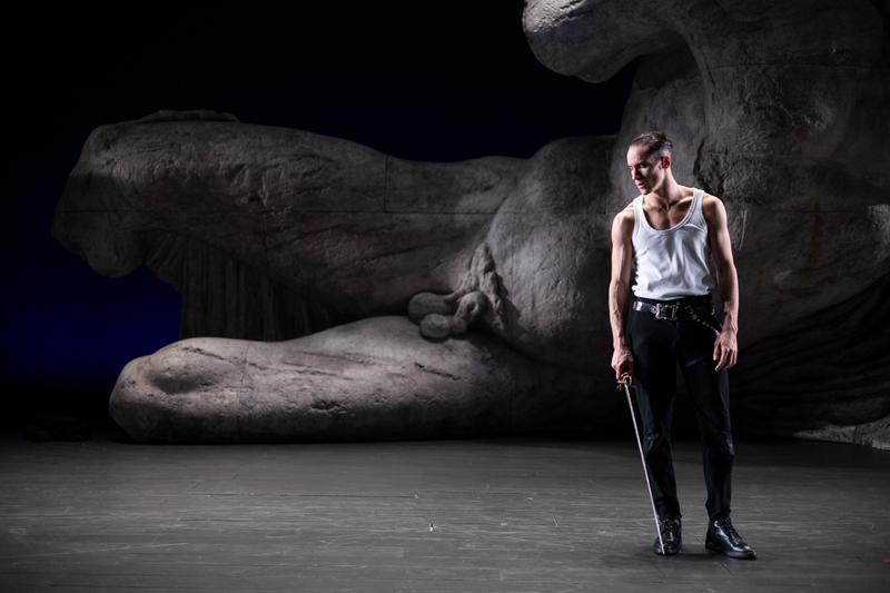 Le Dom Juan dragueur compulsif et minable de David Bobée, au Théâtre du ...