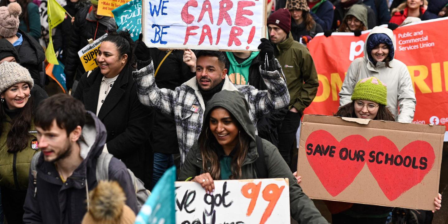 Half a million strike in UK transports, schools and border checks