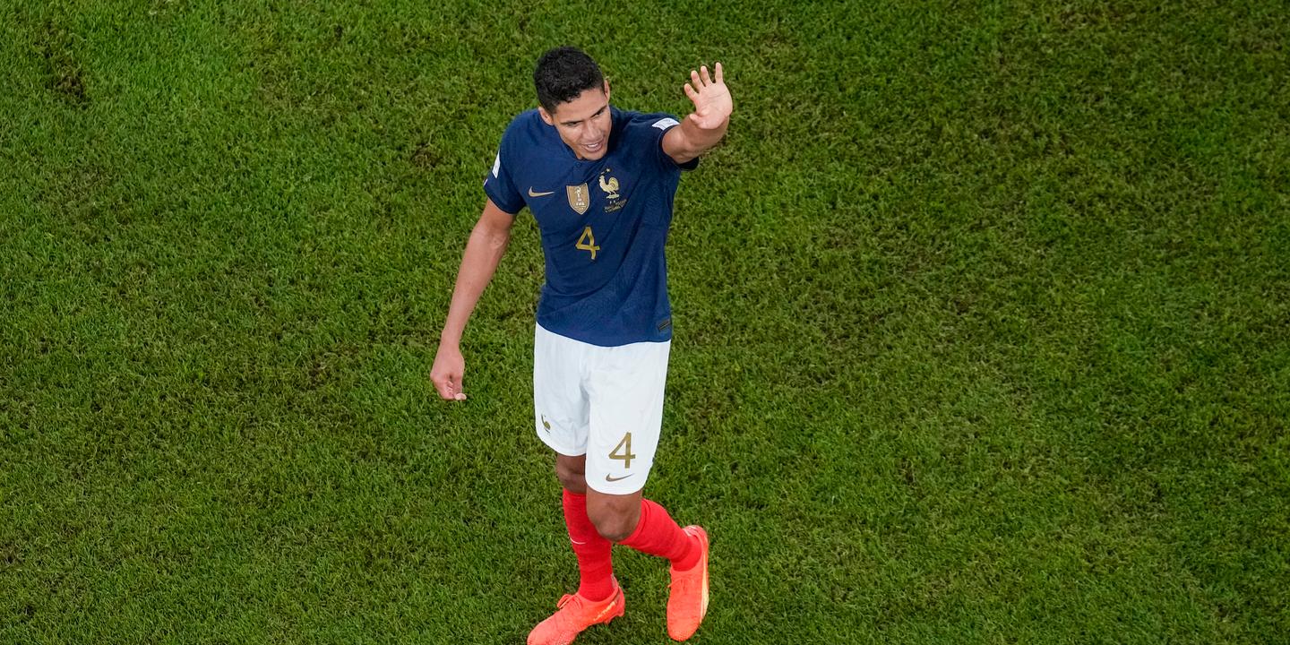 Raphaël Varane, défenseur et vice-capitaine des Bleus, prend sa ...