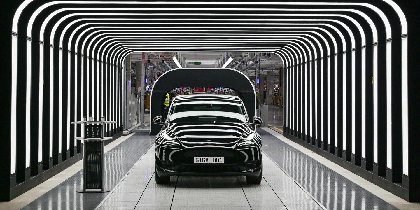 US probes Tesla Autopilot and steering wheels that can come off