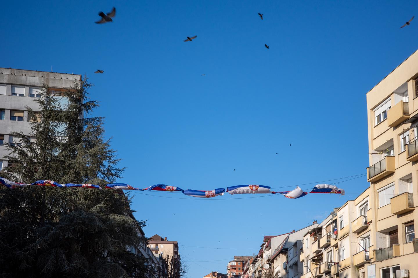 Kosovo : quinze ans après l’indépendance, la minorité serbe toujours liée à Belgrade