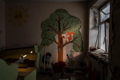 Salle de classe détruite du jardin d’enfants et de l’école de Iahidne, où les troupes russes ont vécu pendant le mois d’occupation du village, Yahidne, Ukraine, février 2023.