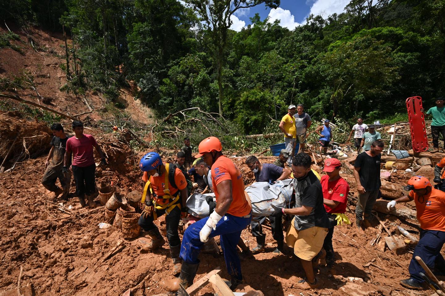 Au Brésil, le bilan humain des glissements de terrain augmente à 44 morts