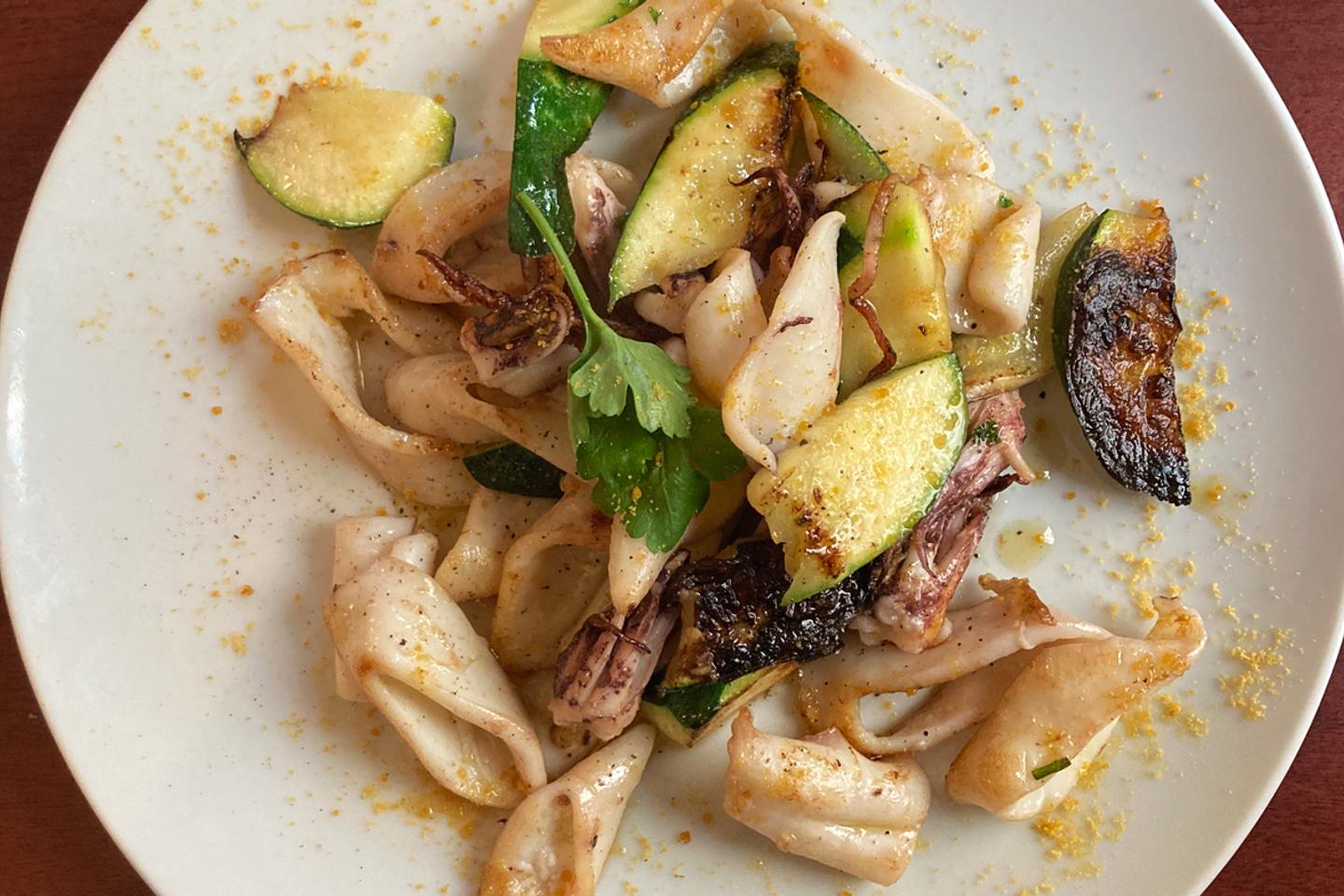 A la trattoria Cibus, à Paris, « la poêlée de calamars délivre à elle ...