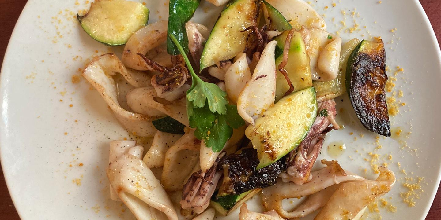 A la trattoria Cibus, à Paris, « la poêlée de calamars délivre à elle ...