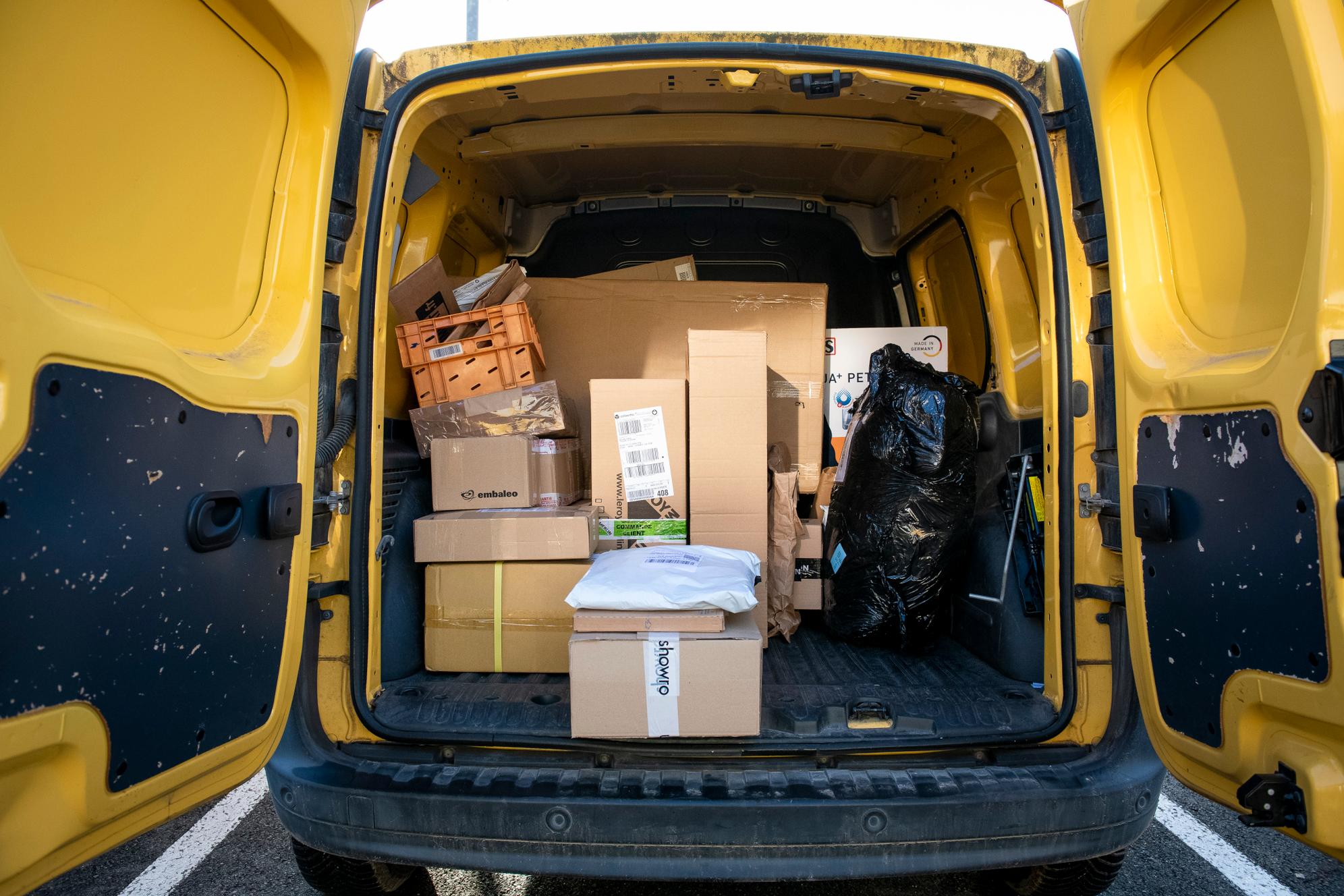 La Poste enregistre un bénéfice en hausse de 11 % en 2022, tout en distribuant moins de colis et ...