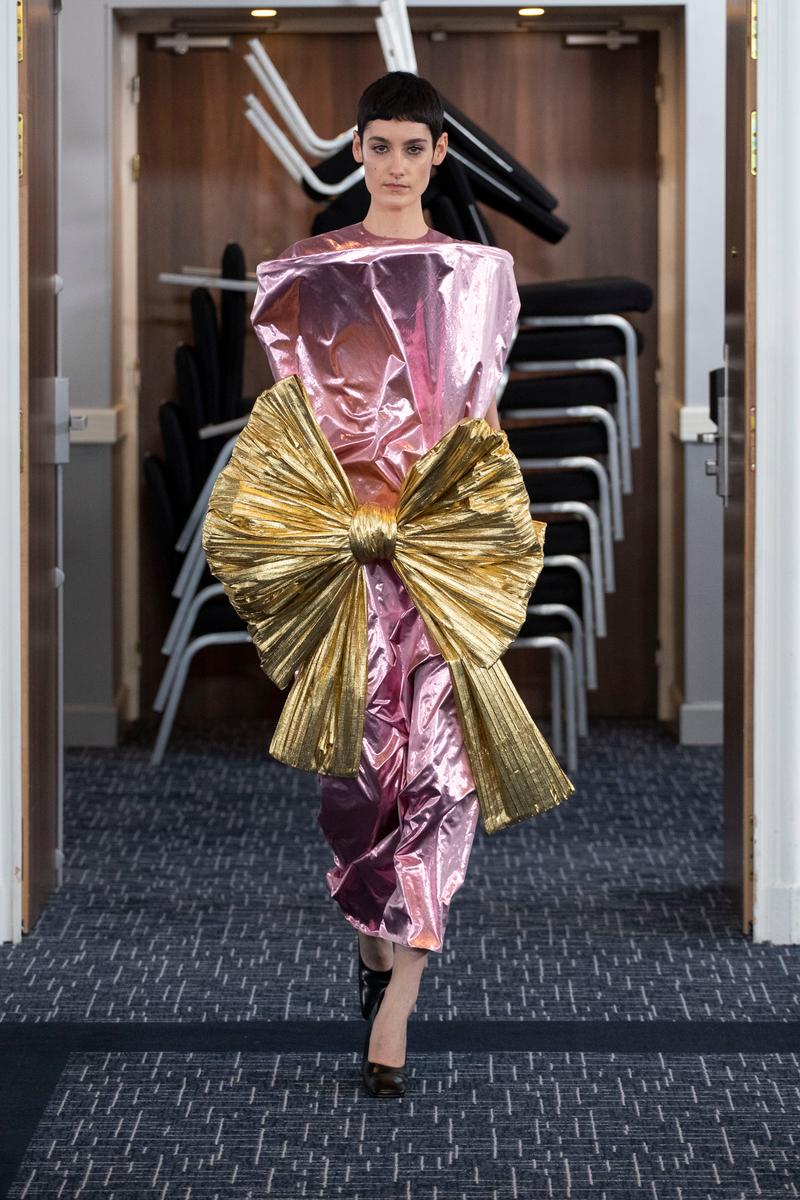 Manteau photochromique, robe cerceau, jupe tressée : trois créateurs ...