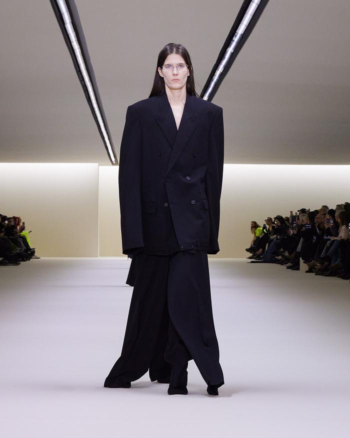 A la Paris Fashion Week, Demna remet le vêtement au cœur de Balenciaga pour faire oublier le ...