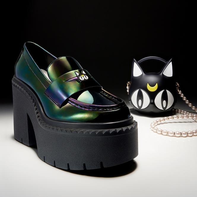 Les souliers marchent dans les pas des « cartoons