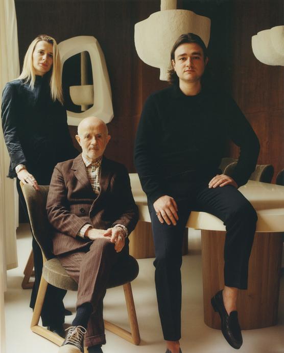 Nina Rose, Pierre Bénard et Augustin Deleuze, un trio sur canapés