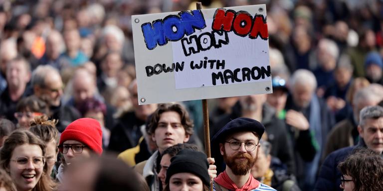 'Borne to be dead': The slogans of the protests against the French ...