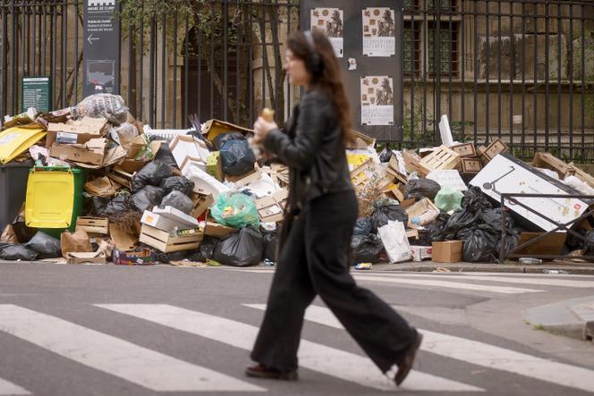 Long Paris garbage strike ends, workers face daunting cleanup
