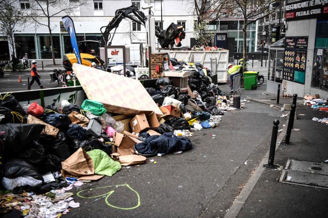 Paris garbage collectors announce new rolling strike