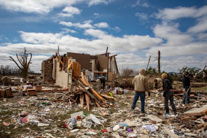 Tornado Outbreak Leaves 21 Dead In Us Midwest And South