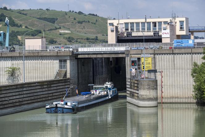On the Rhône river, strikes against pension reform bring navigation to ...