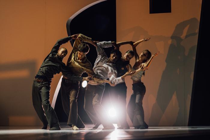 Au Théâtre du Châtelet, « Maison d’en face », de Léo Walk rêve la danse ...