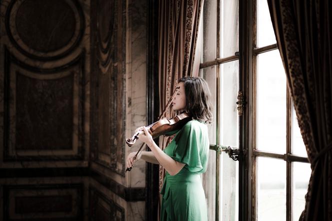 Sarah Nemtanu, the concertmaster who plays up the power of the bow