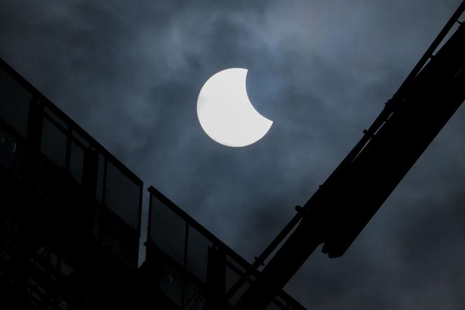 Rare hybrid eclipse turns day into night for Australian stargazers
