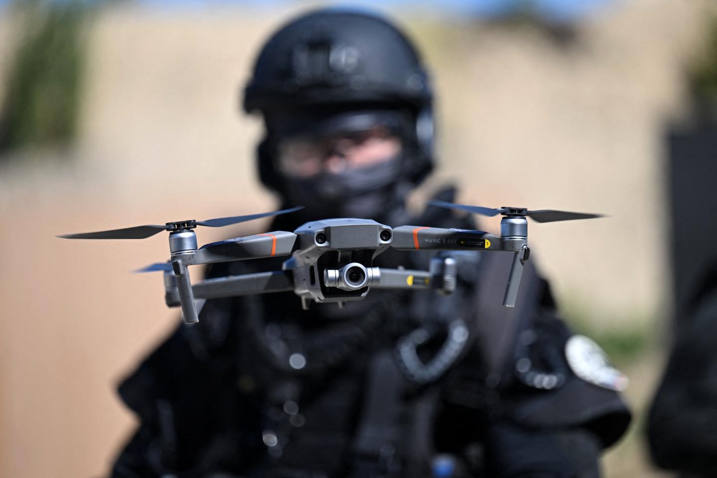 Le décret autorisant l’usage des drones par les forces de l’ordre dans ...