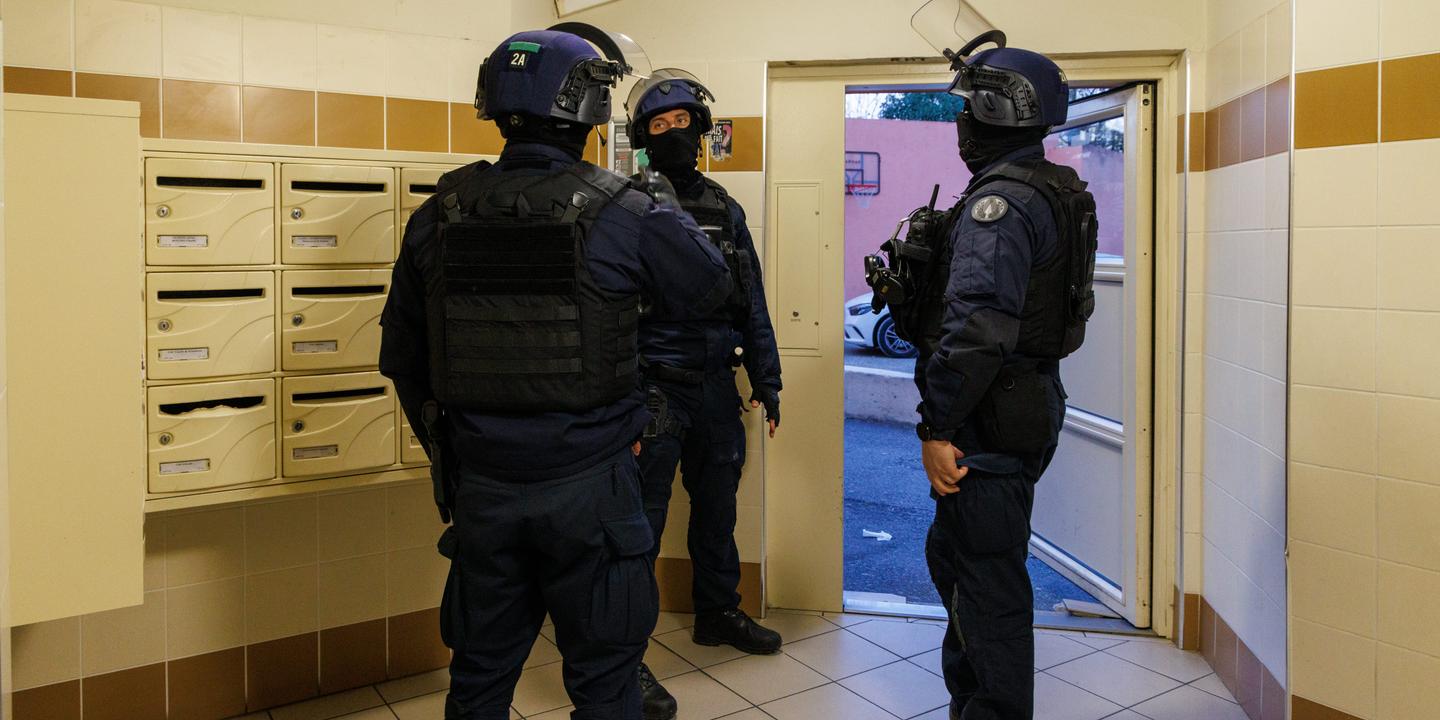 La frustration de la CRS 8, équipée de matériel défectueux, souffrant de carences dans le ...