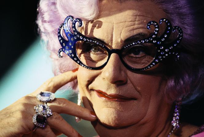 Muere Barry Humphries, el actor australiano que interpretó a Dame Edna ...