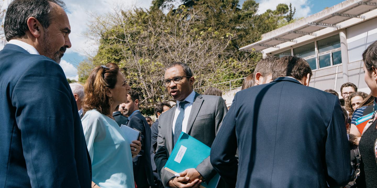 Salaires des enseignants : des hausses en réalité bien loin des 10 % promis par Emmanuel Macron