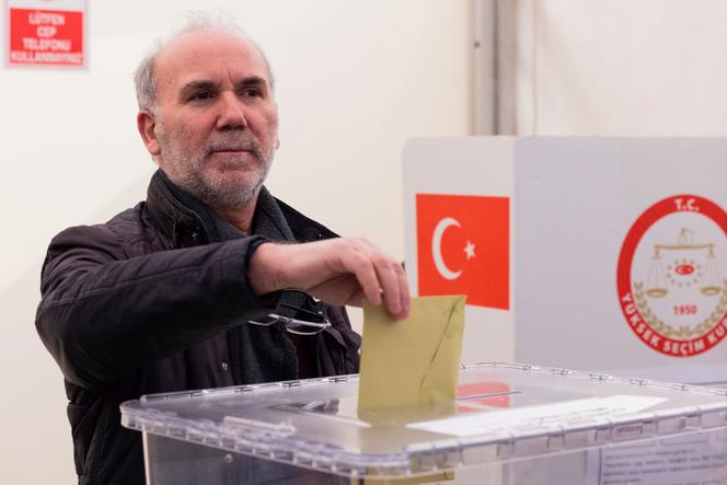 Turks abroad wrap up voting in landmark election