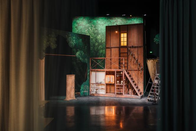 Le décor magique de « Cyrano de Bergerac » mis au centre de la scène ...