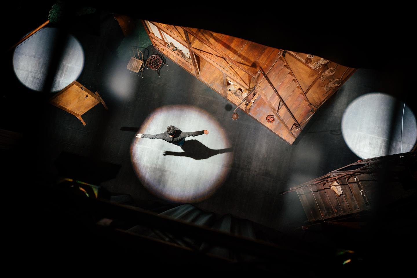 Le décor magique de « Cyrano de Bergerac » mis au centre de la scène ...