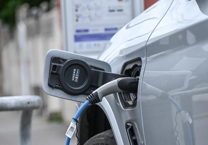 Electric cars: France reaches milestone of 100,000 charge points