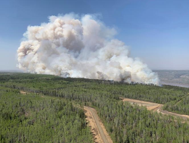 Au Canada, les incendies continuent de progresser, 30 000 personnes ...