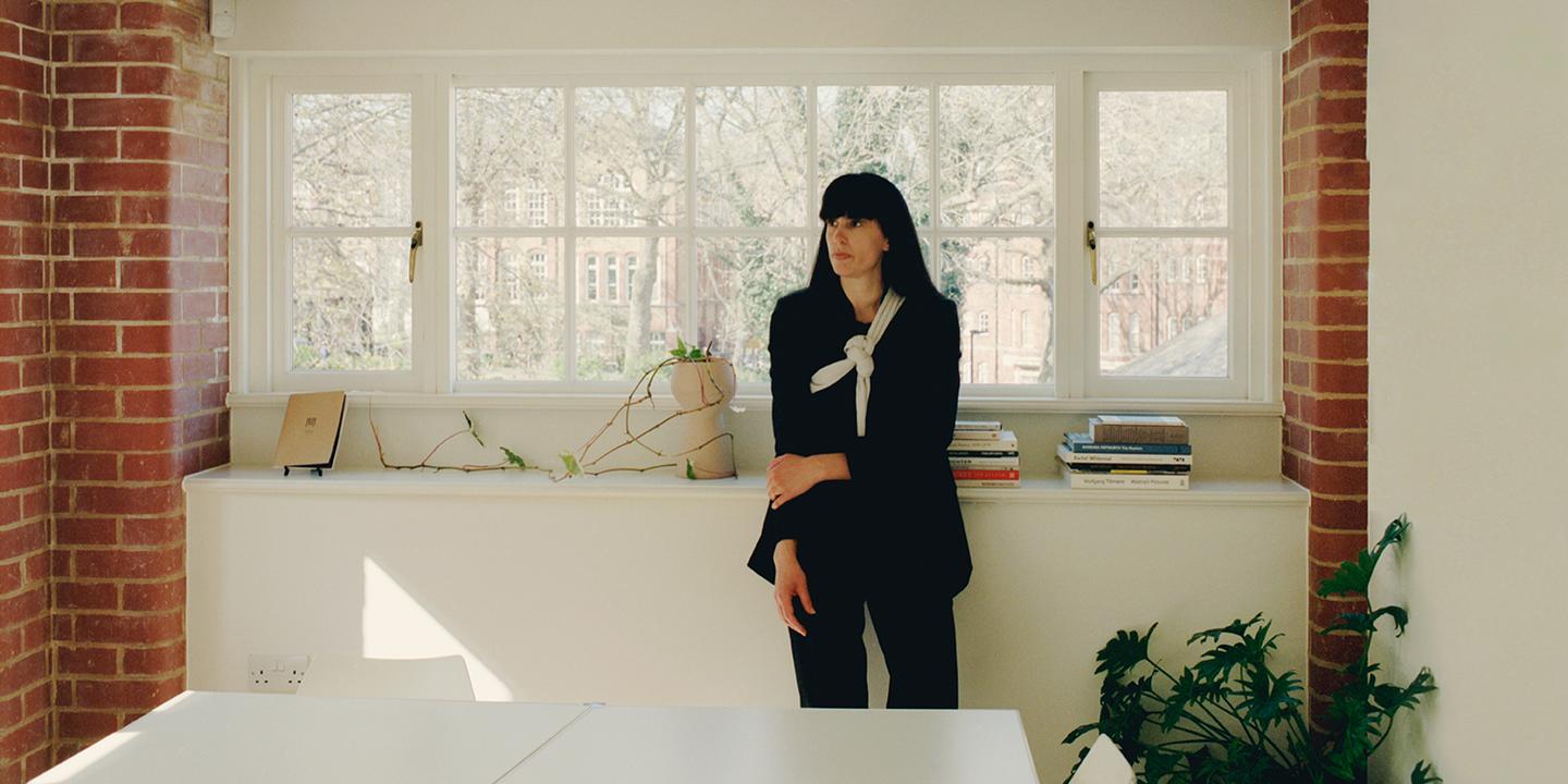 A Londres, le studio entre herbes et briques de la styliste Paula Gerbase