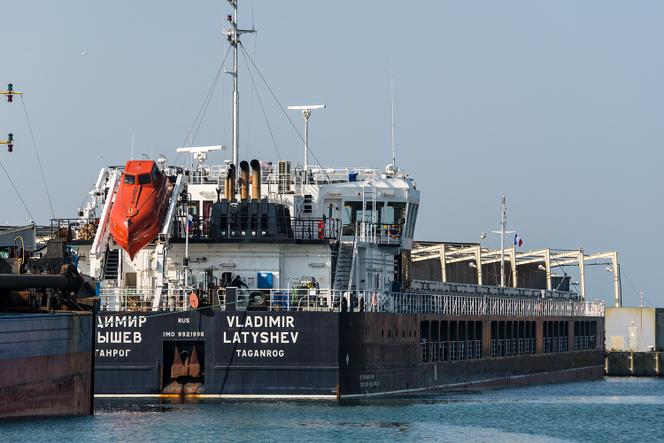 The Russian cargo ship endlessly blocked in the French port of Saint Malo