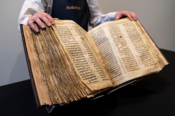 Une Bible hébraïque millénaire vendue plus de 38 millions de dollars ...