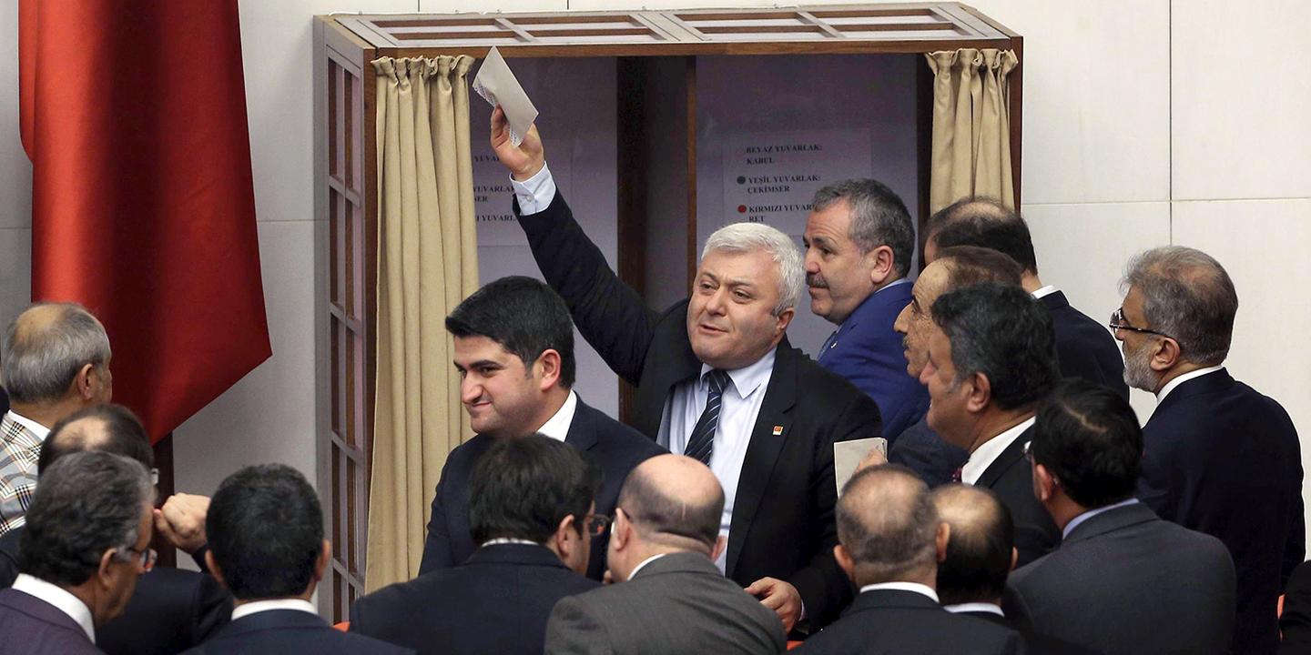 En Turquie, le député Tuncay Özkan est soupçonné d’avoir vendu son camp ...