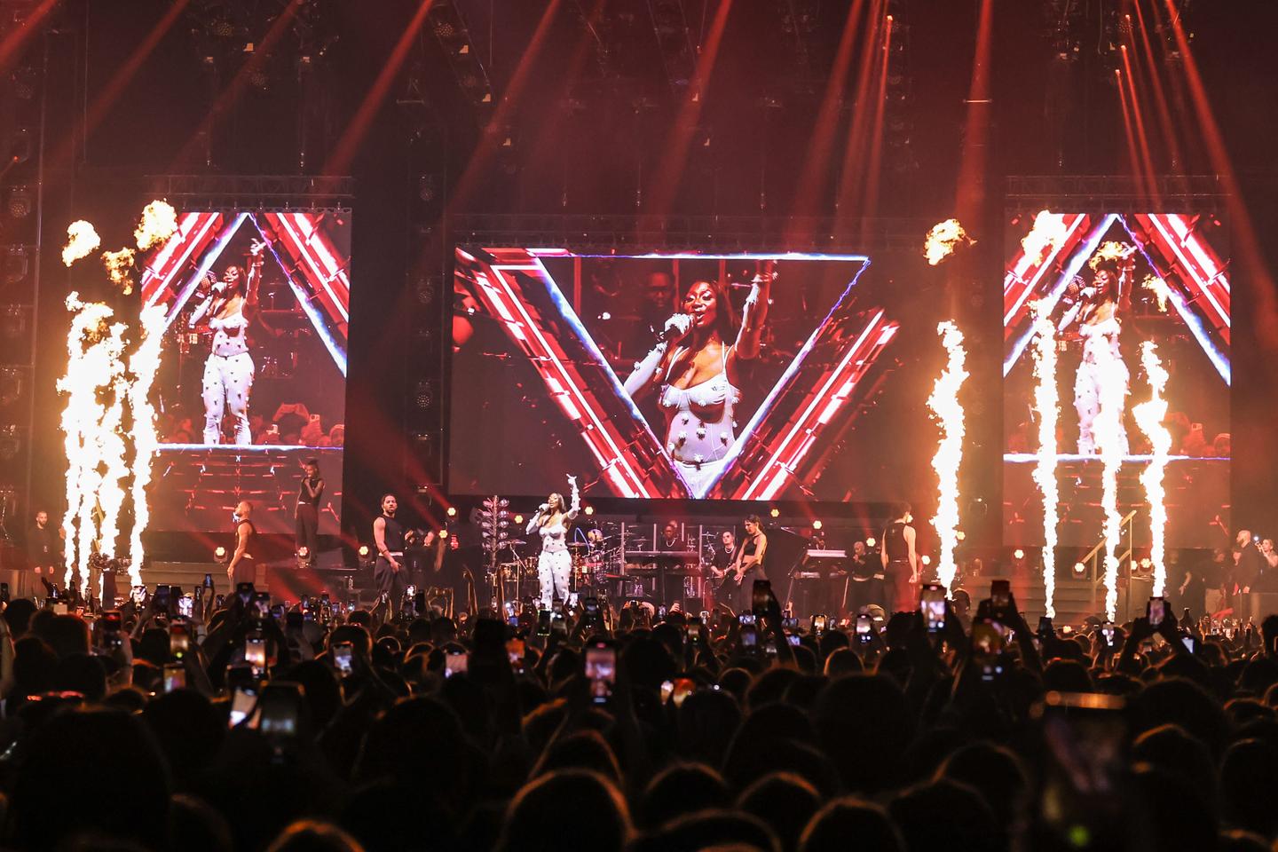 Aya Nakamura dances with her 'copines' at Paris concert
