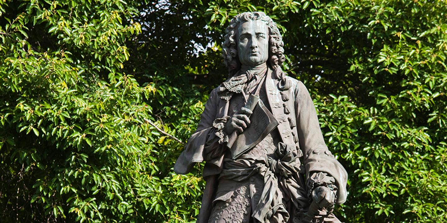 A La Réunion, le « déboulonnage » de la statue de l’amiral Mahé de La ...