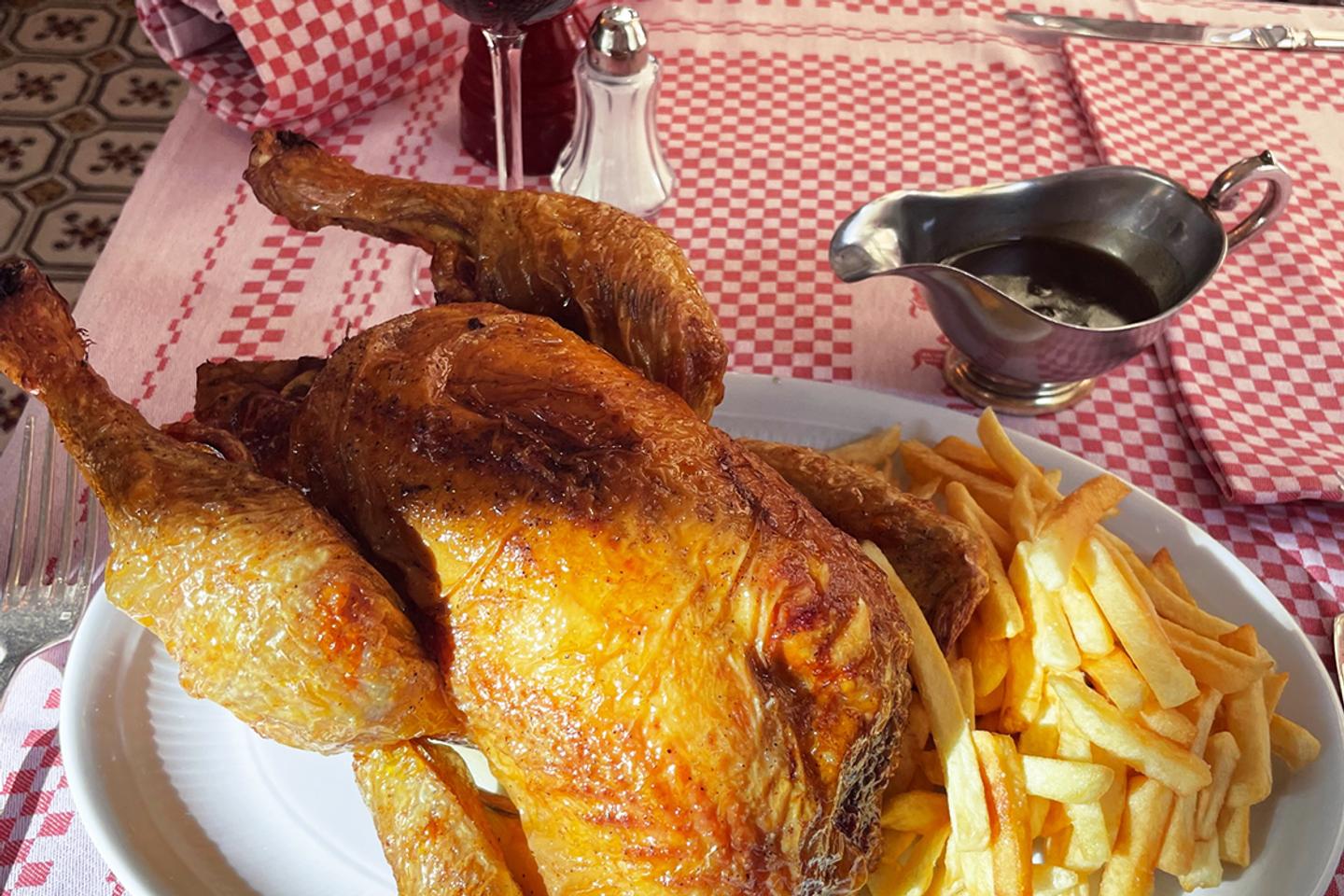 A La Fontaine de Mars à Paris, le poulet rôti du dimanche midi « est ...