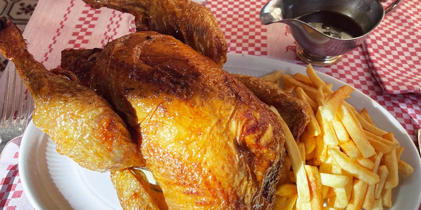 A La Fontaine de Mars à Paris, le poulet rôti du dimanche midi « est ...