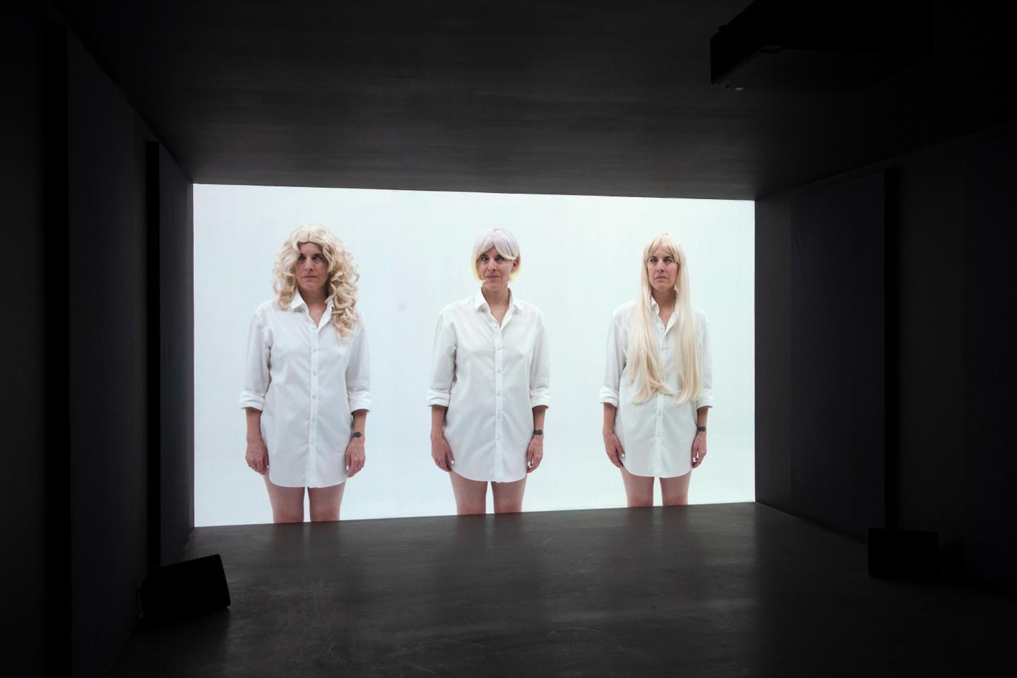 Au centre d’art contemporain de Bruxelles, Candice Breitz joue l’« Extra » pour Mehdi-Georges Lahlou