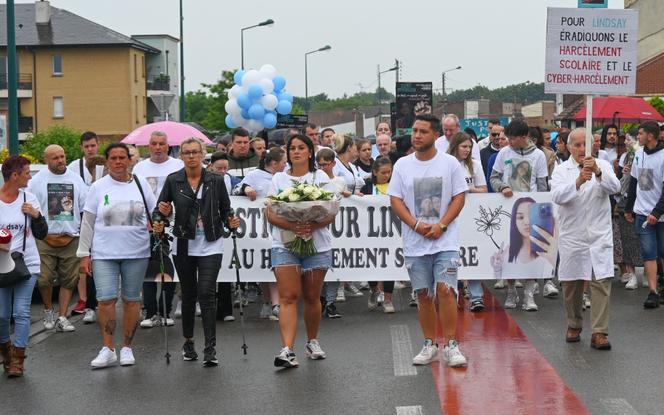 A La Suite Du Suicide De Lindsay Dans Le Pas De Calais Des Centaines