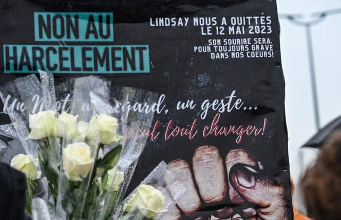 A La Suite Du Suicide De Lindsay Dans Le Pas De Calais Des Centaines