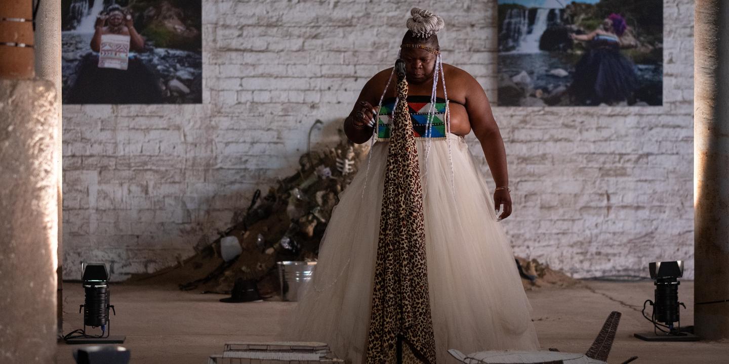 La Biennale d’art contemporain de Liverpool revisite les liens entre le ...