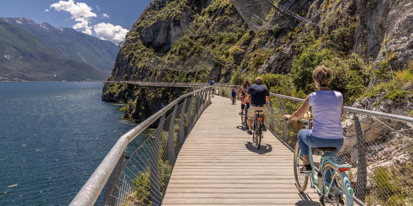 L’Italie à vélo : cinq randonnées, du lac de Garde aux eaux turquoise ...