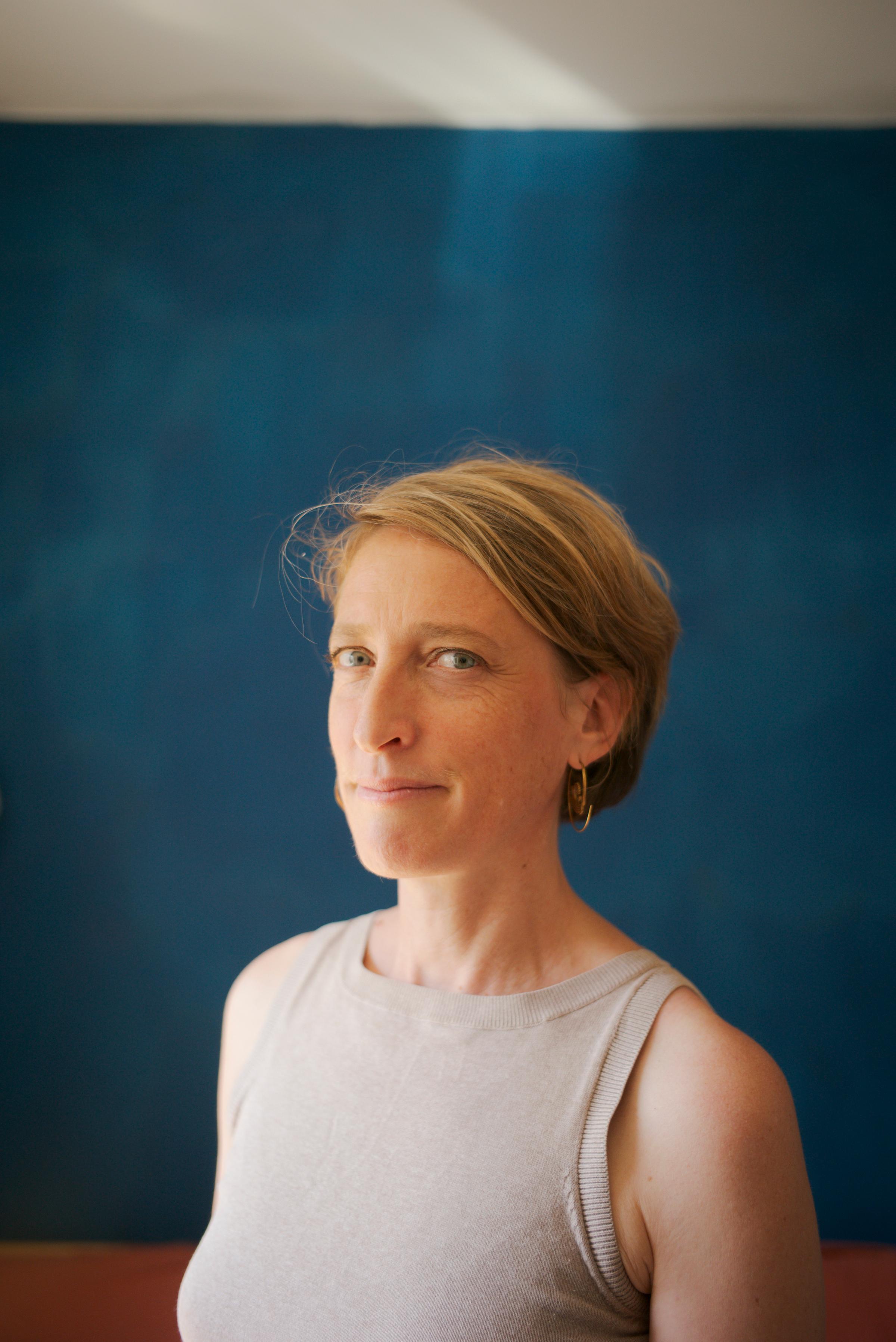 Le regard de trois générations de sages-femmes sur un métier où on ...